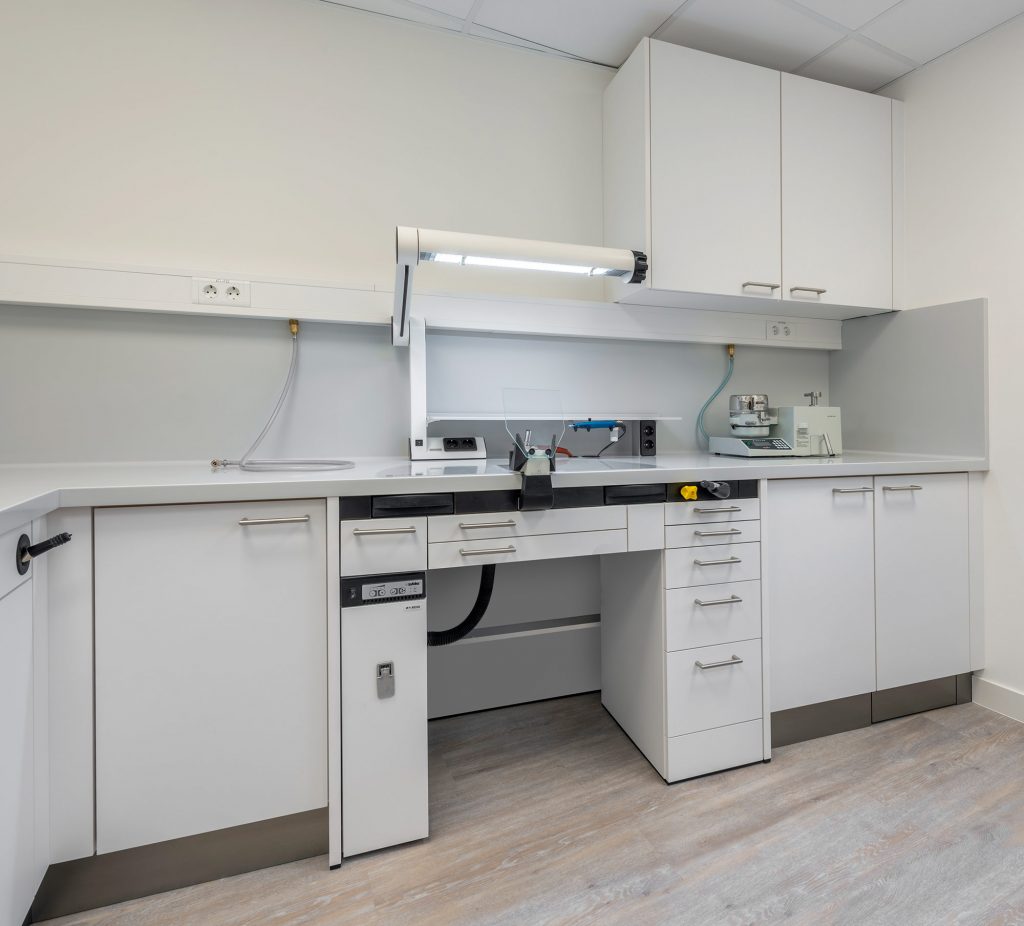 Modern laboratory facilities – Freuding – lab and practice furnishing