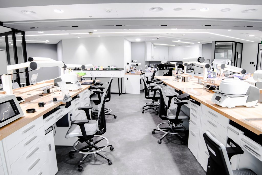 Freuding Techniktische für das CHARISMATIC Dental Lab in Dubai ...