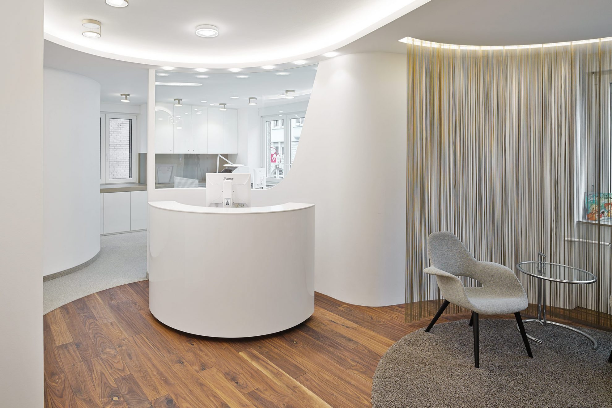 Stand-up reception for a modern practice – Freuding – lab and practice ...